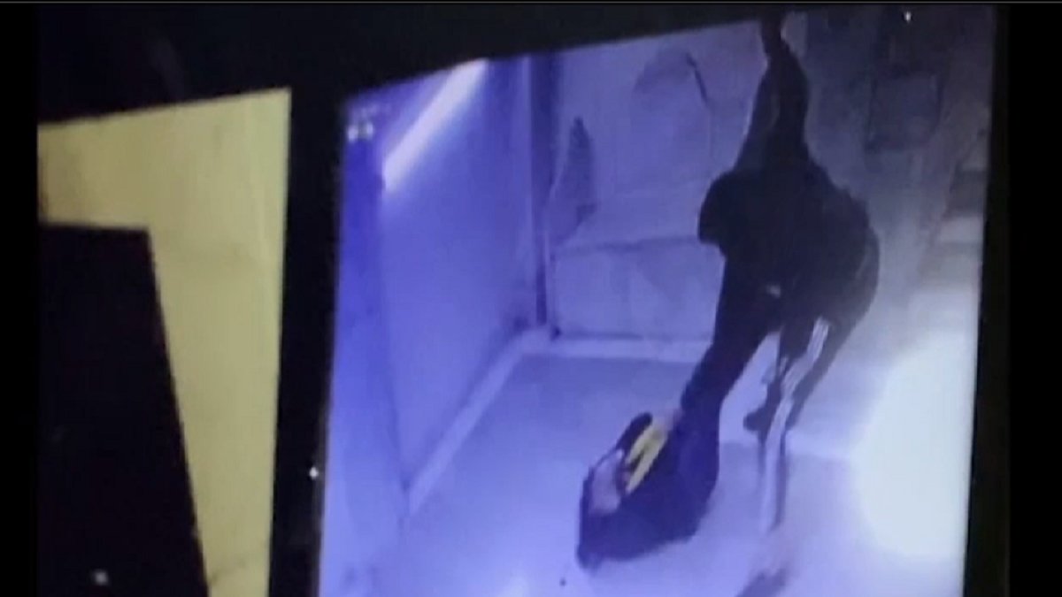 Sangriento ataque: a machetazos hombre habría apuñalado a la madre de ...