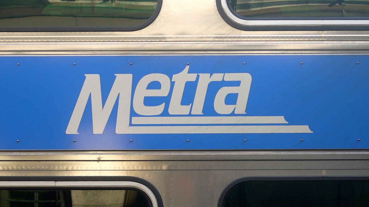 Encuentran un cuerpo cerca de las vías del tren Metra en Chicago North ...