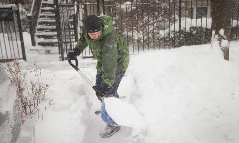 Siete consejos para palear la nieve y evitar percances médicos ...