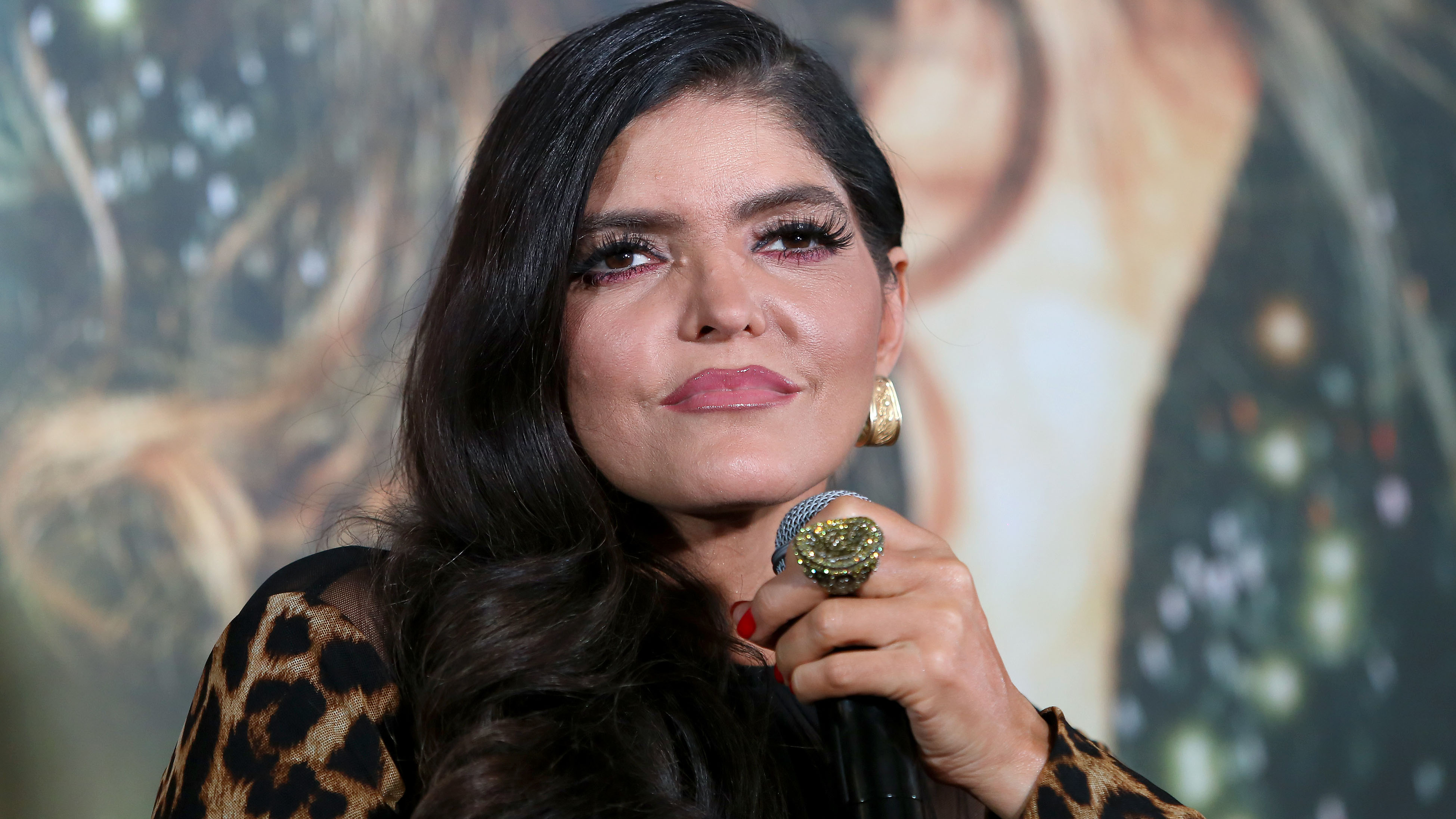 Ana Bárbara se compromete y presume su anillo – Telemundo Chicago