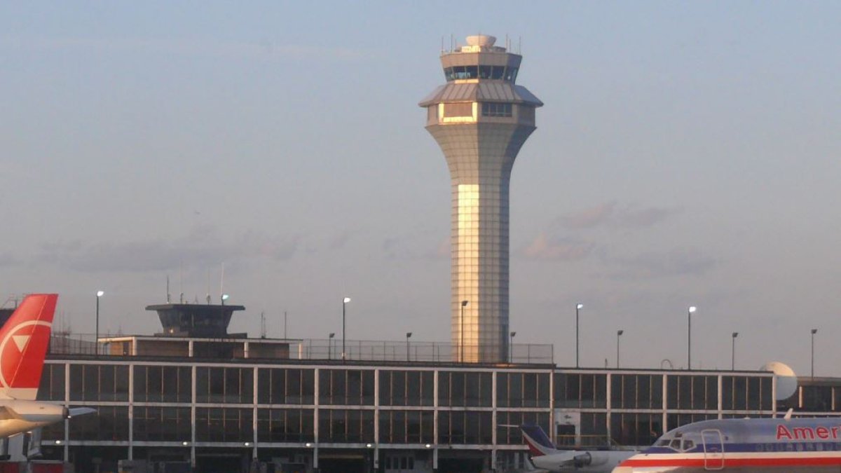 Parada en tierra parcial en O’hare por viento y nieve – Telemundo Chicago