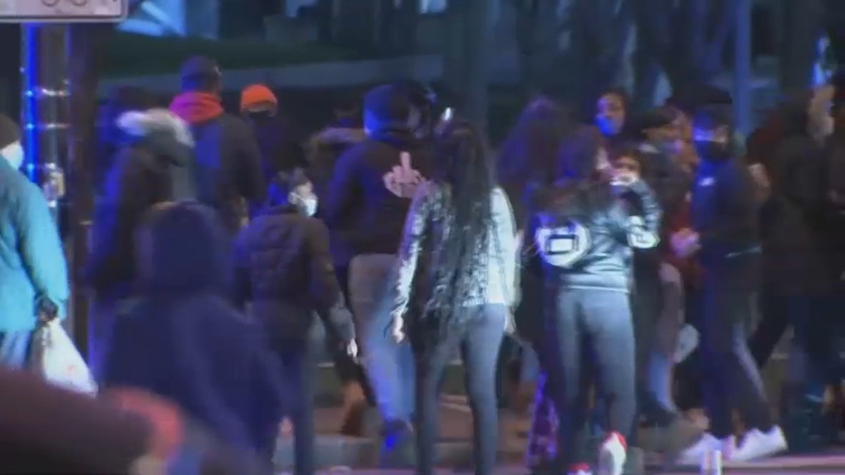 Cientos de jóvenes “intentaron hacer una fiesta en el centro de Chicago ... Cientos de jóvenes “intentaron hacer una fiesta en el centro de Chicago ...