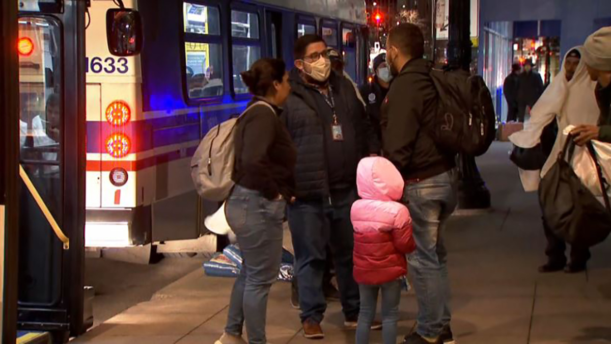 En camino el autobús número 300 de migrantes hacia Chicago desde Texas ...