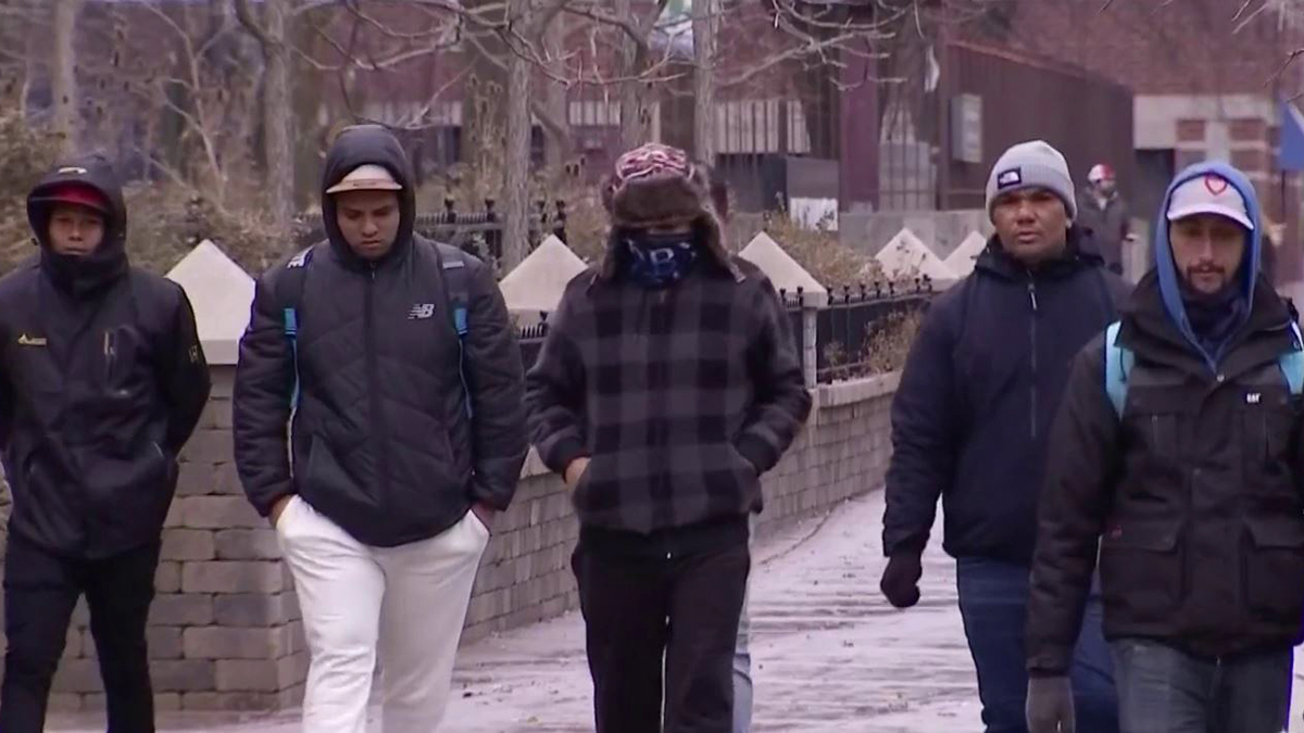 Migrantes denuncian que fueron expulsados de un refugio en Chicago bajo ...