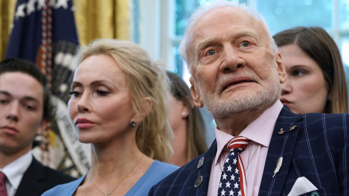 Se casa el astronauta Edwin “Buzz” Aldrin con Anca Faur – Telemundo Chicago