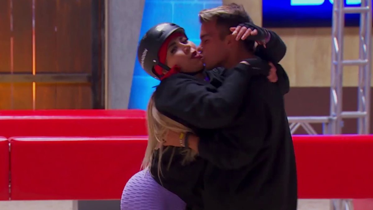 Los 50: Bebeshita le gana a Macky; Brandon la besa – Telemundo Chicago