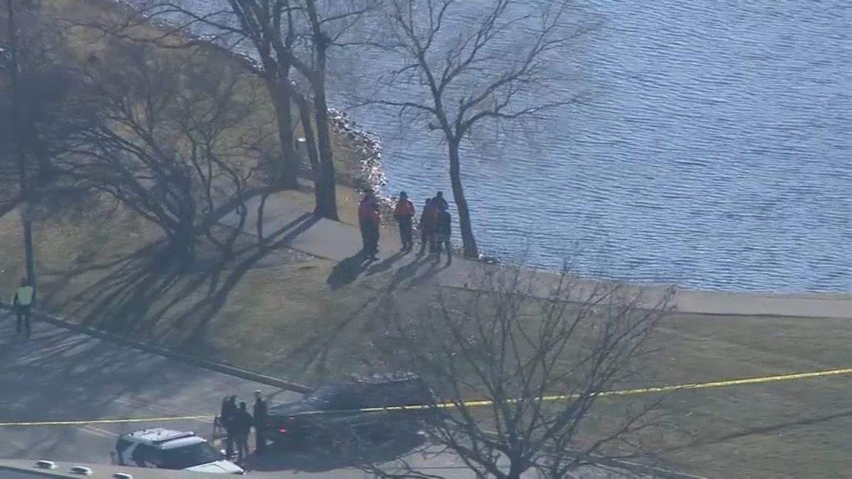 Equipos inspeccionan un estanque en Vernon Hills en conexión a la ...