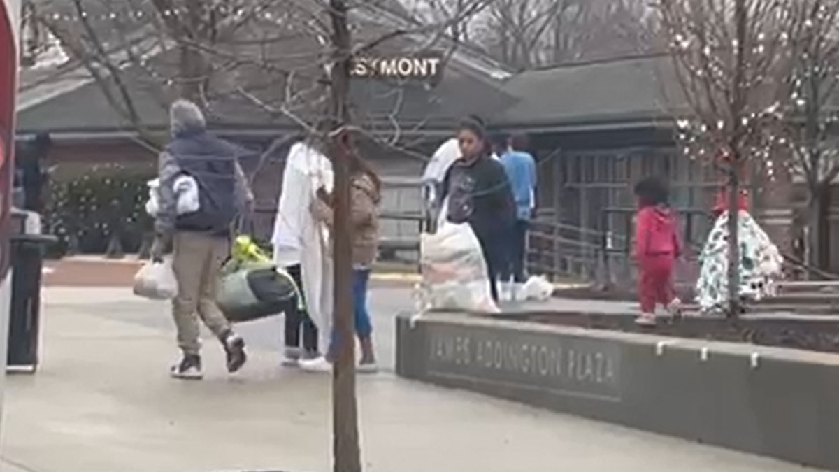 Dejan a migrantes varados en estación Metra de Illinois – Telemundo Chicago