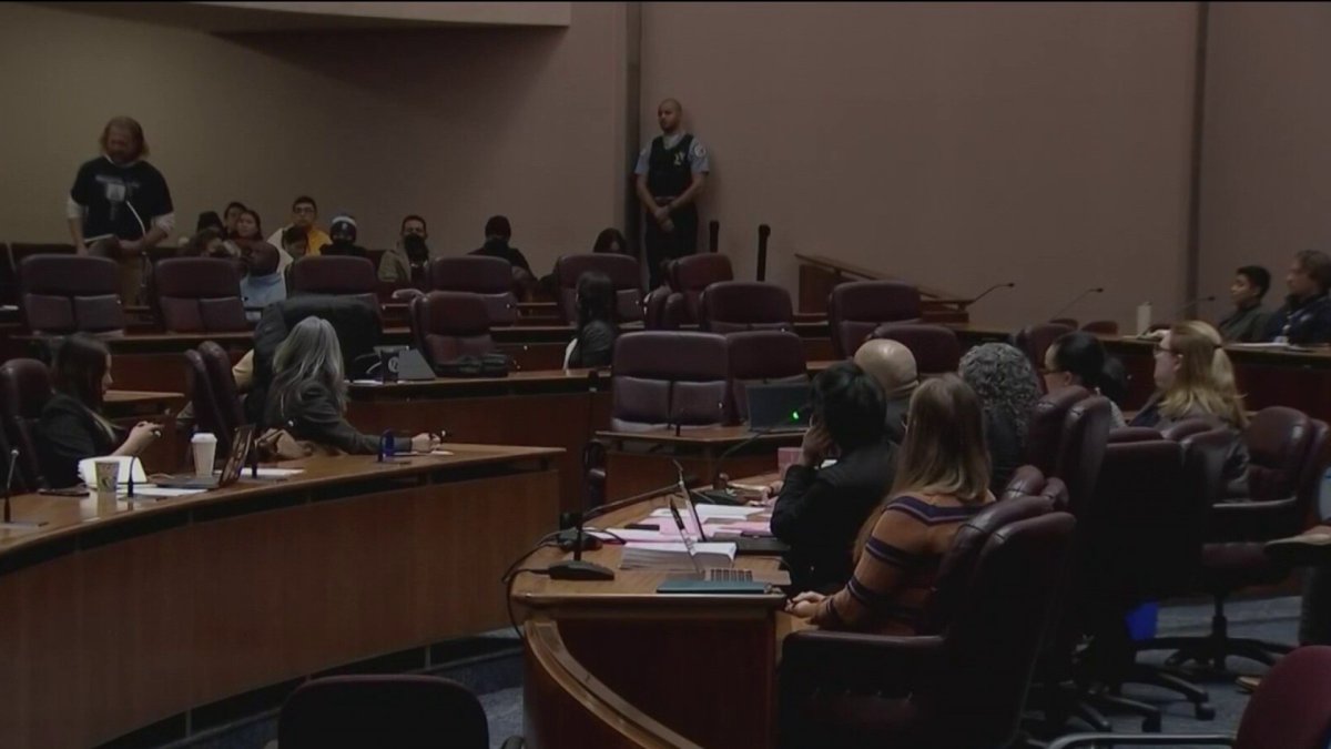 Discuten condiciones en los refugios para migrantes en Chicago y las ...