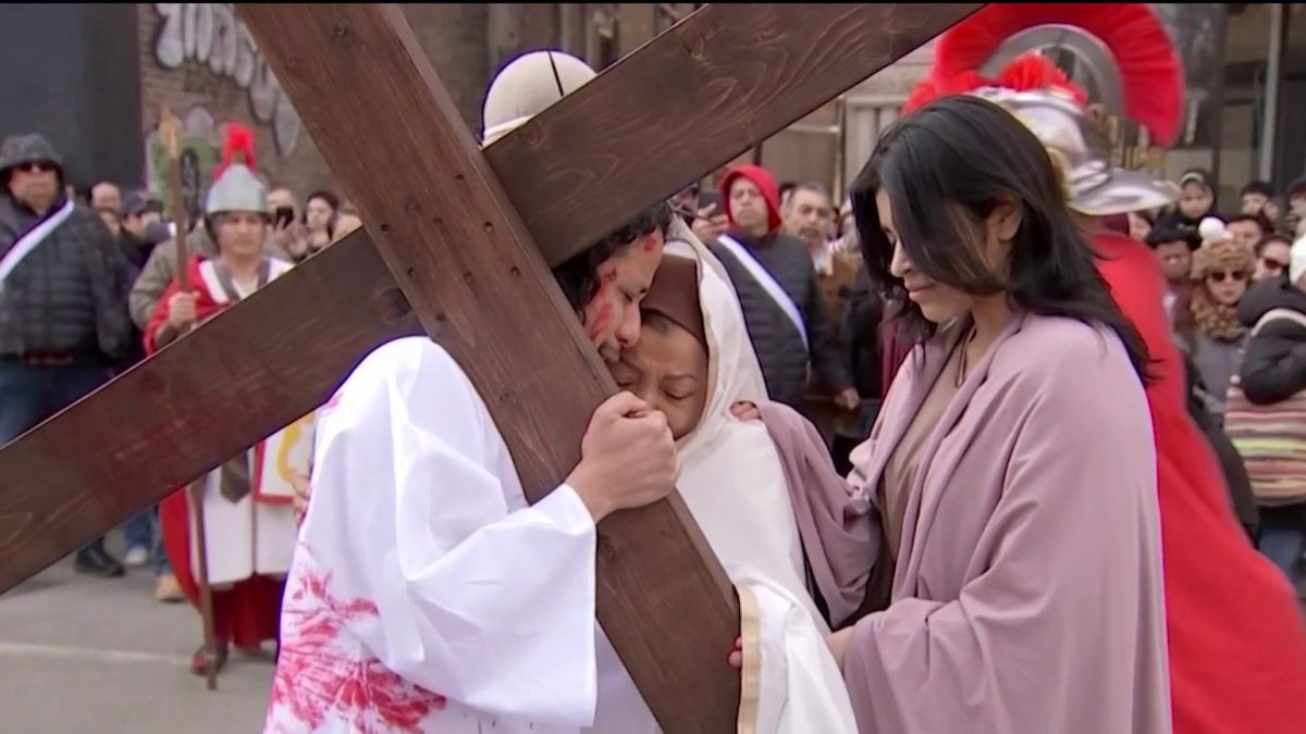Miles de católicos acuden al Vía Crucis en Pilsen – Telemundo Chicago Miles de católicos acuden al Vía Crucis en Pilsen – Telemundo Chicago