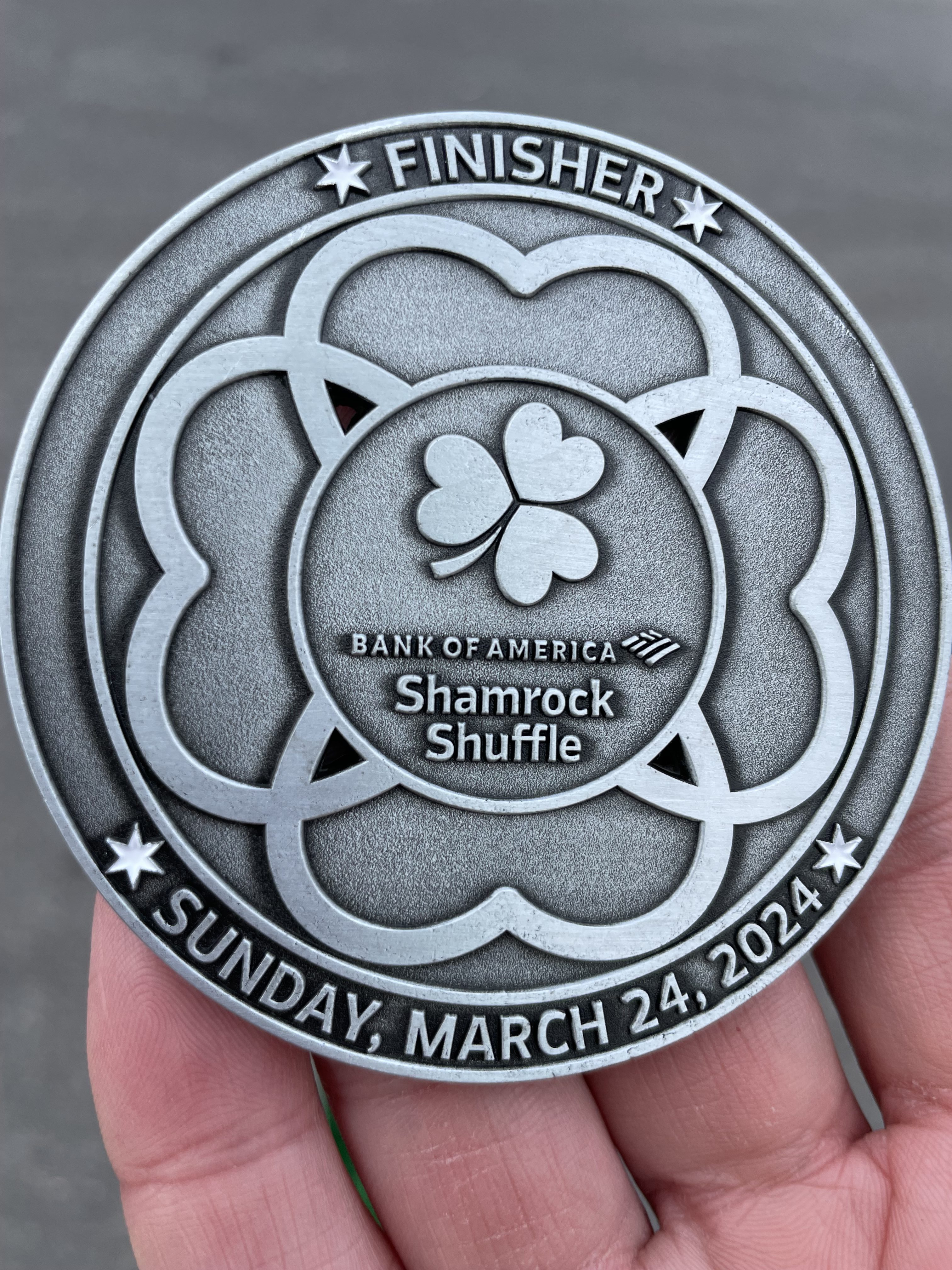 Esta es la medalla de la carrera Shamrock Shuffle – Telemundo Chicago
