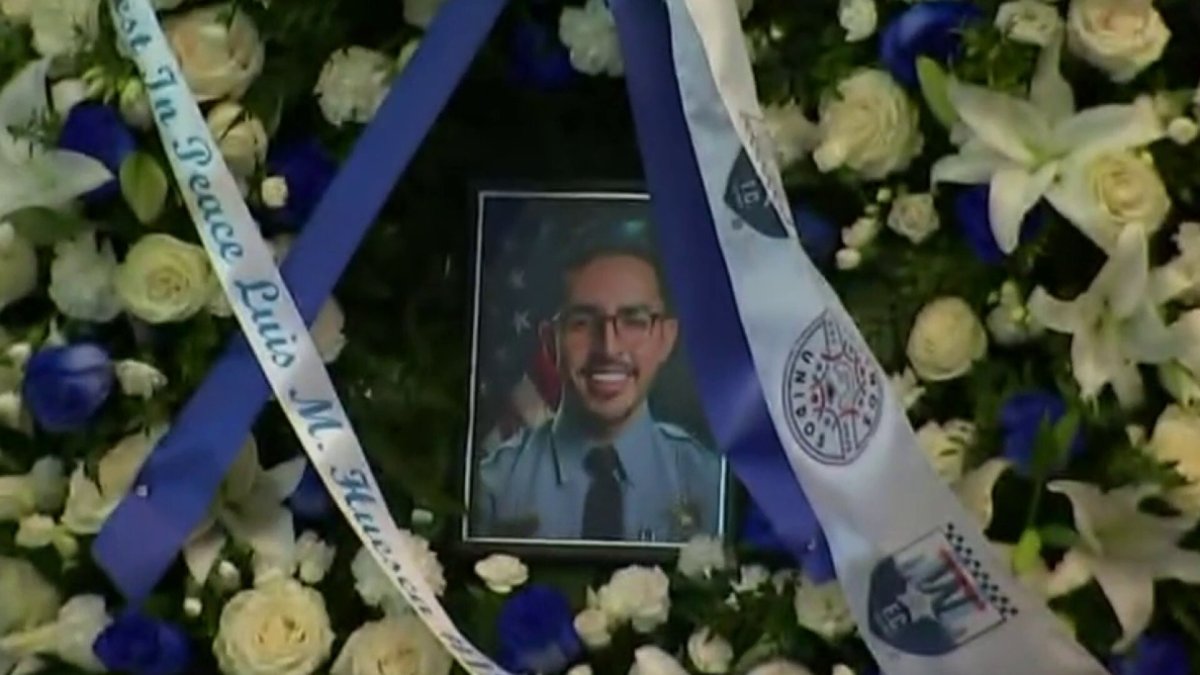 Recuperan arma del agente fallecido Luis Huesca en Chicago – Telemundo ...