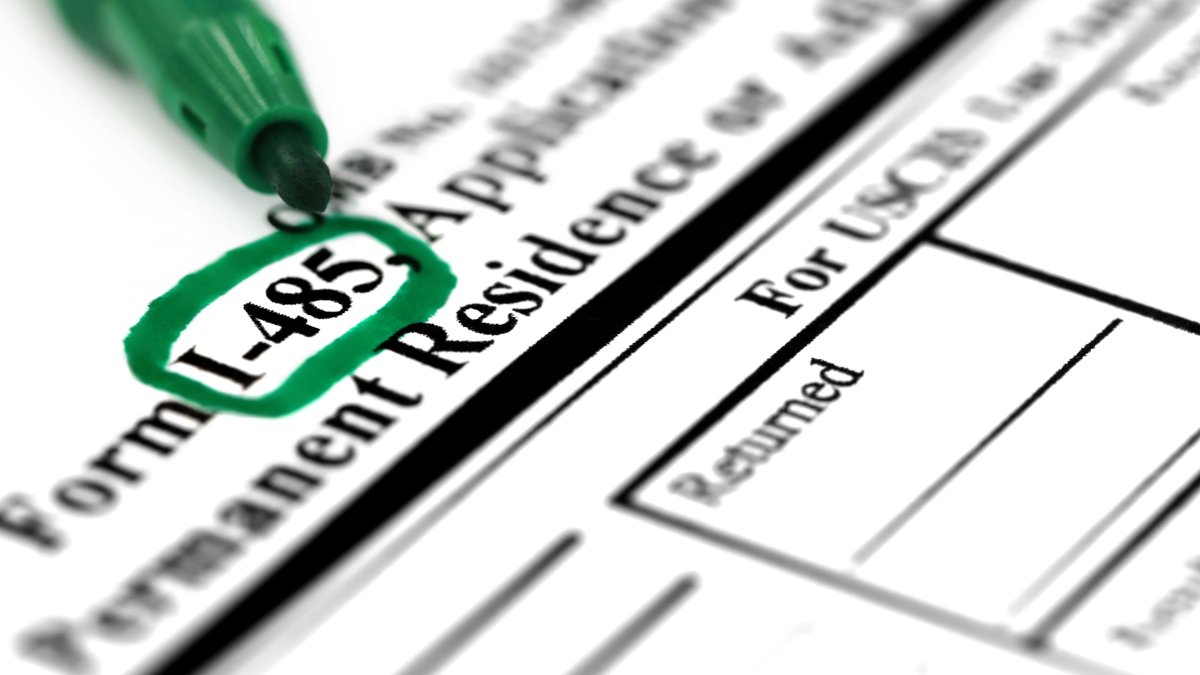 USCIS modifica el formulario para solicitar la residencia permanente – Telemundo Chicago
