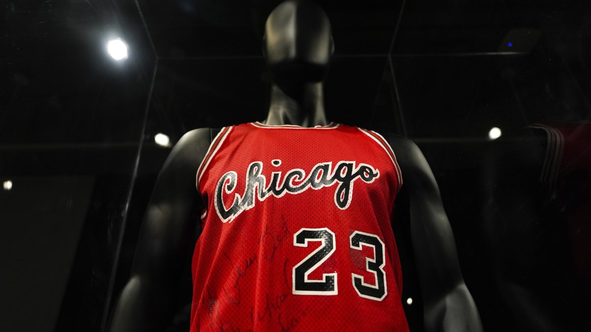 Vinculan a padre de familia a MS-13 por usar gorra de Chicago Bulls ...