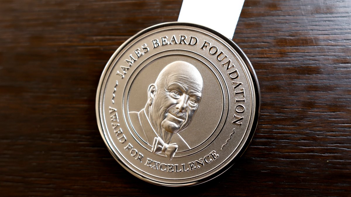 Bar y Chef de Chicago se llevan el premio James Beard 2025 – Telemundo ...