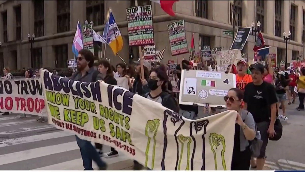 Marchan contra ICE y Trump en el centro de Chicago – Telemundo Chicago