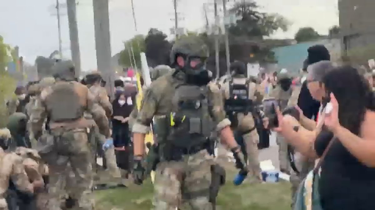 Protestas intensas en Broadview a favor y en contra de ICE – Telemundo ...