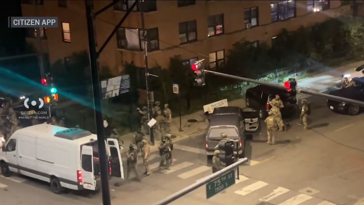 Agentes federales armados vistos en un barrio de Chicago – Telemundo ...