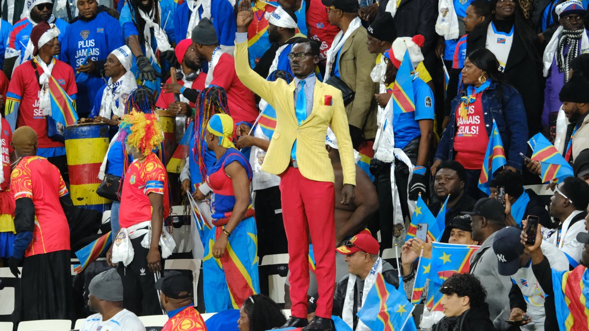 Fanático del fútbol mira partidos sin moverse en el Congo – Telemundo ...
