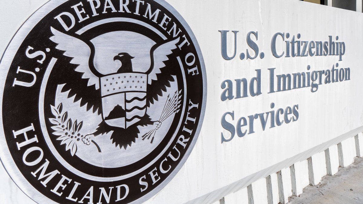 USCIS pago de tarifa anual para solicitantes de asilo – Telemundo Chicago