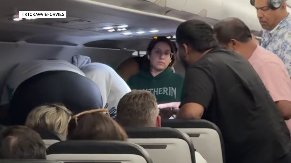 Expeleador de MMA inmoviliza a pasajero tras altercado en vuelo ...